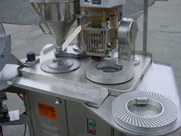 PARKE DAVIS TYPE 8 CAPSULE FILLING MACHINE, MISCELLANEOUS TOOLING ...